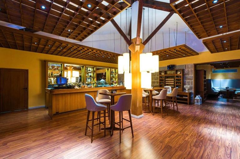 Choosing Restaurant Paint, Wallpaper, and Flooring for Your Business